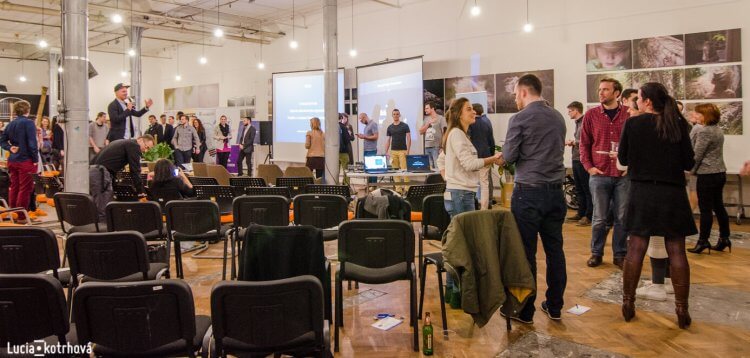 7 Conference Icebreakers That Aren’t Awkward