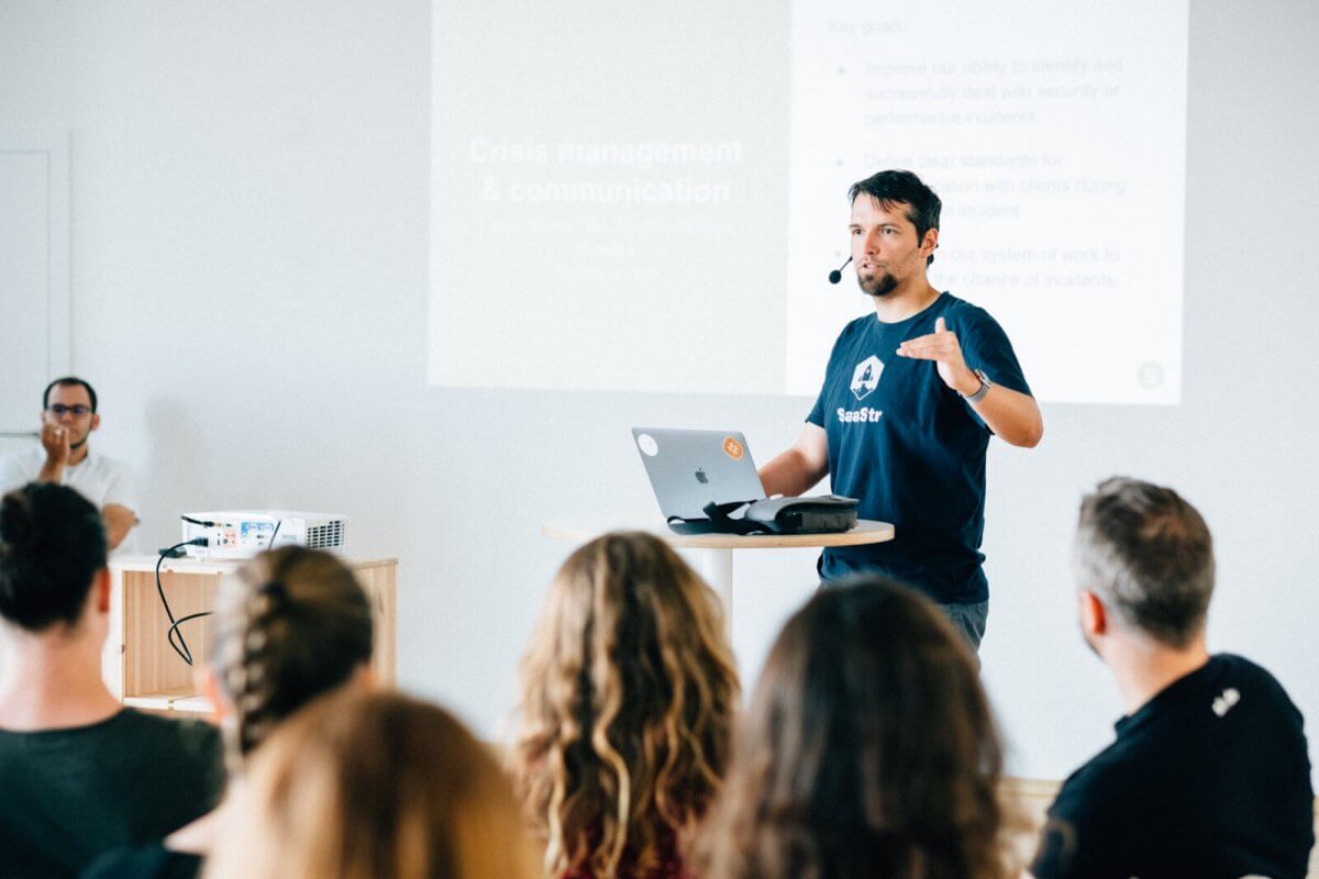 An Expert Guide: How to Organize a Killer All-Hands Meeting