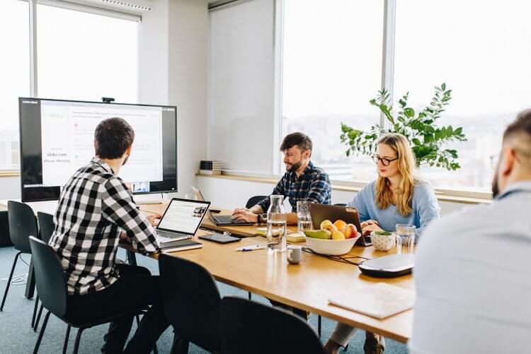 How to Master Hybrid Meetings: 22 Best Practices - Slido Blog